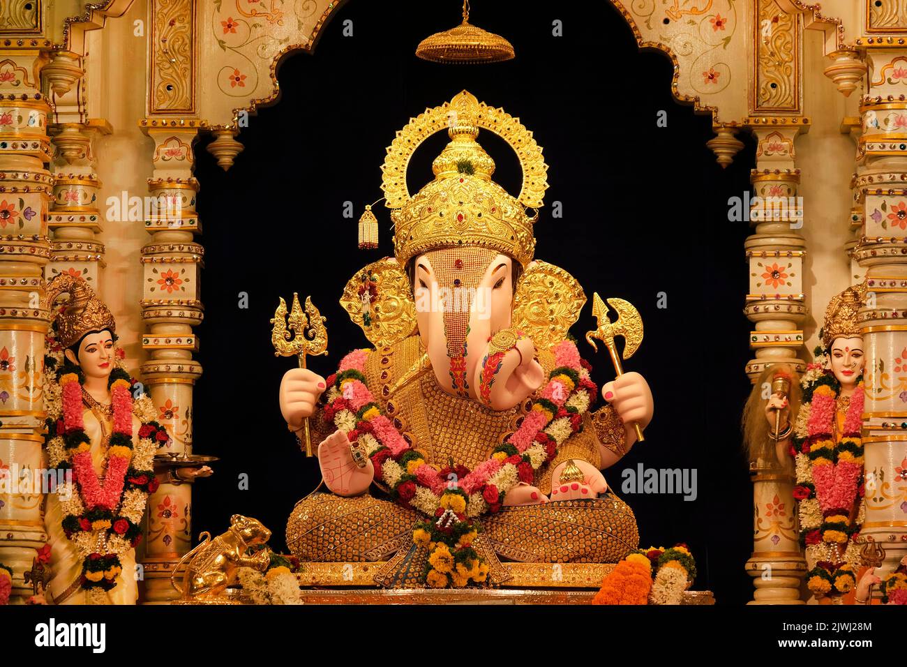 Dagdusheth halwai ganpati hi res stock photography and images Alamy