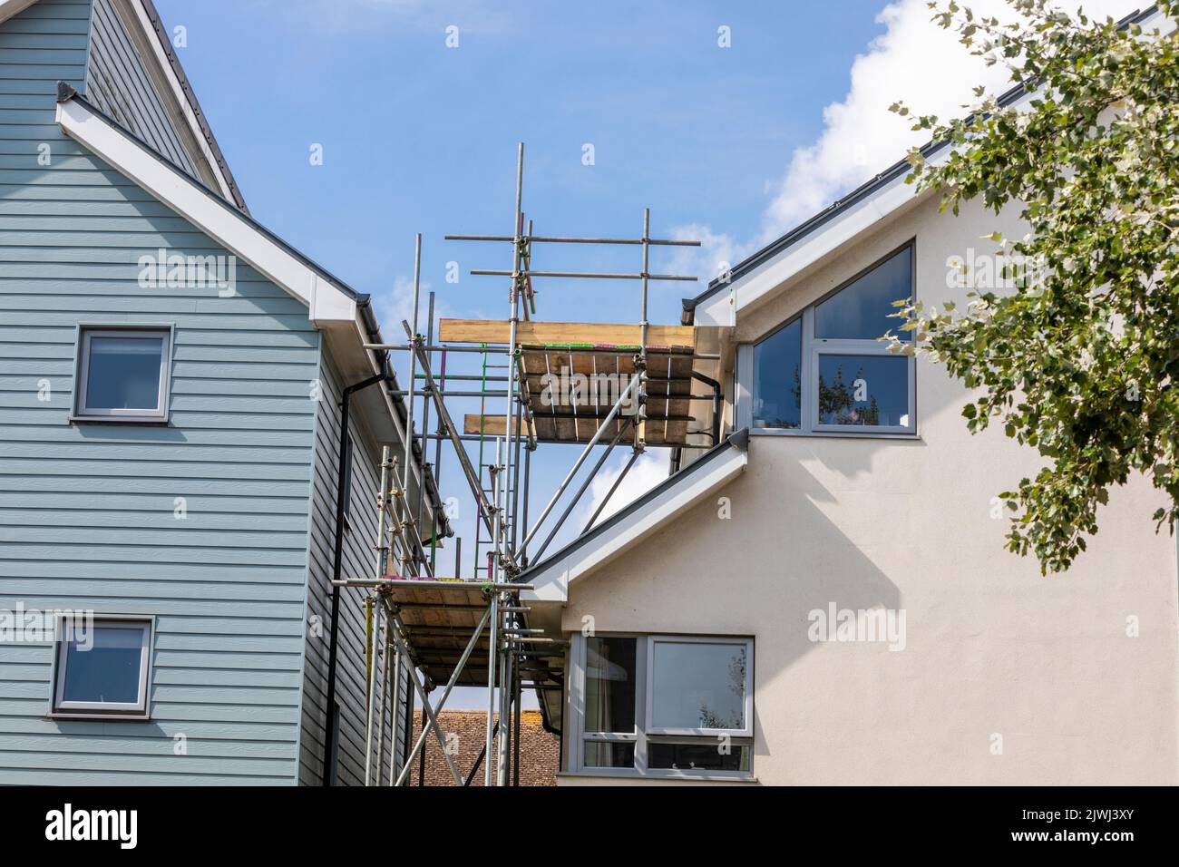 Scaffolding going up to the roof of a modern house Stock Photo - Alamy