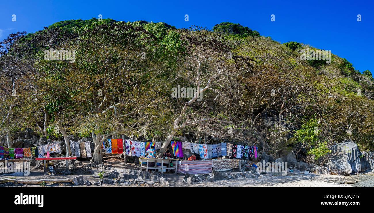Stalls selling to tourists visiting Sawa-i-Lau limestone caves ...