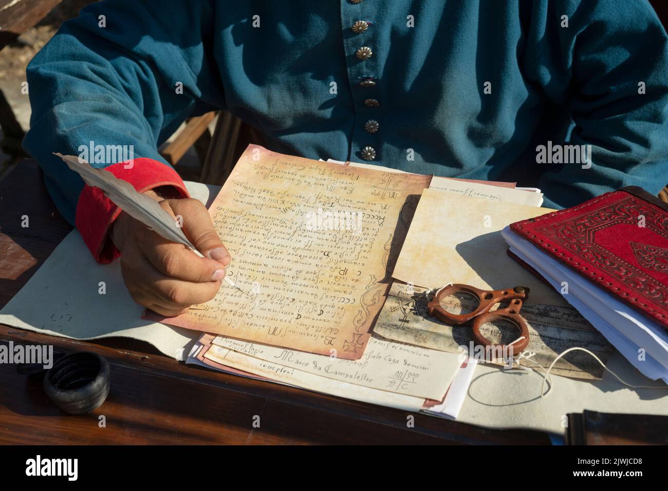 Hand old quill feather hi-res stock photography and images - Alamy