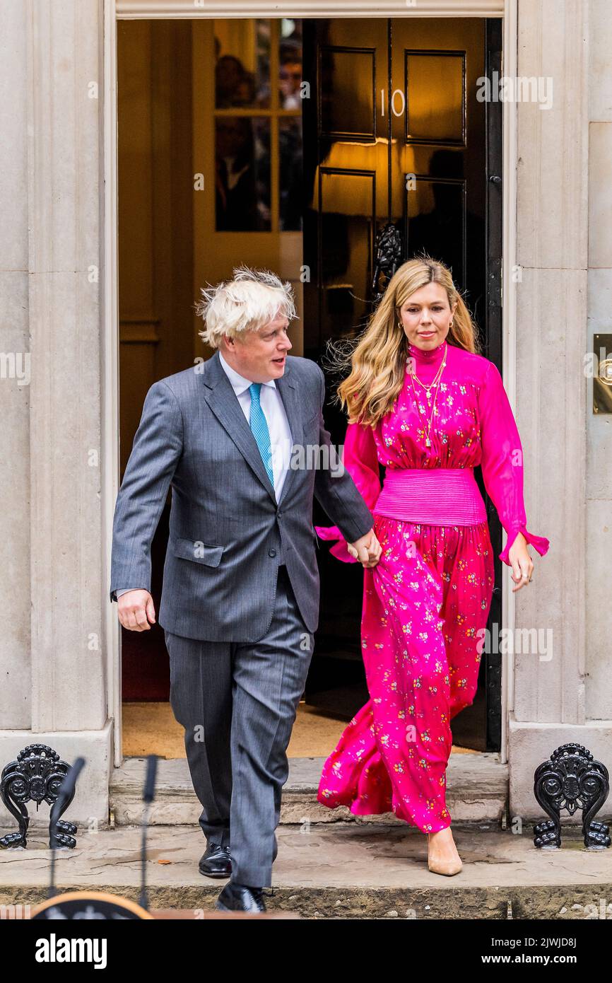 London, UK. 6th Sep, 2022. Boris and Carrie leave the door of Number 10 ...