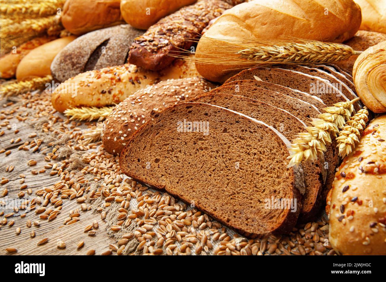 Different types of bread wheat grains and spikelets Stock Photo - Alamy
