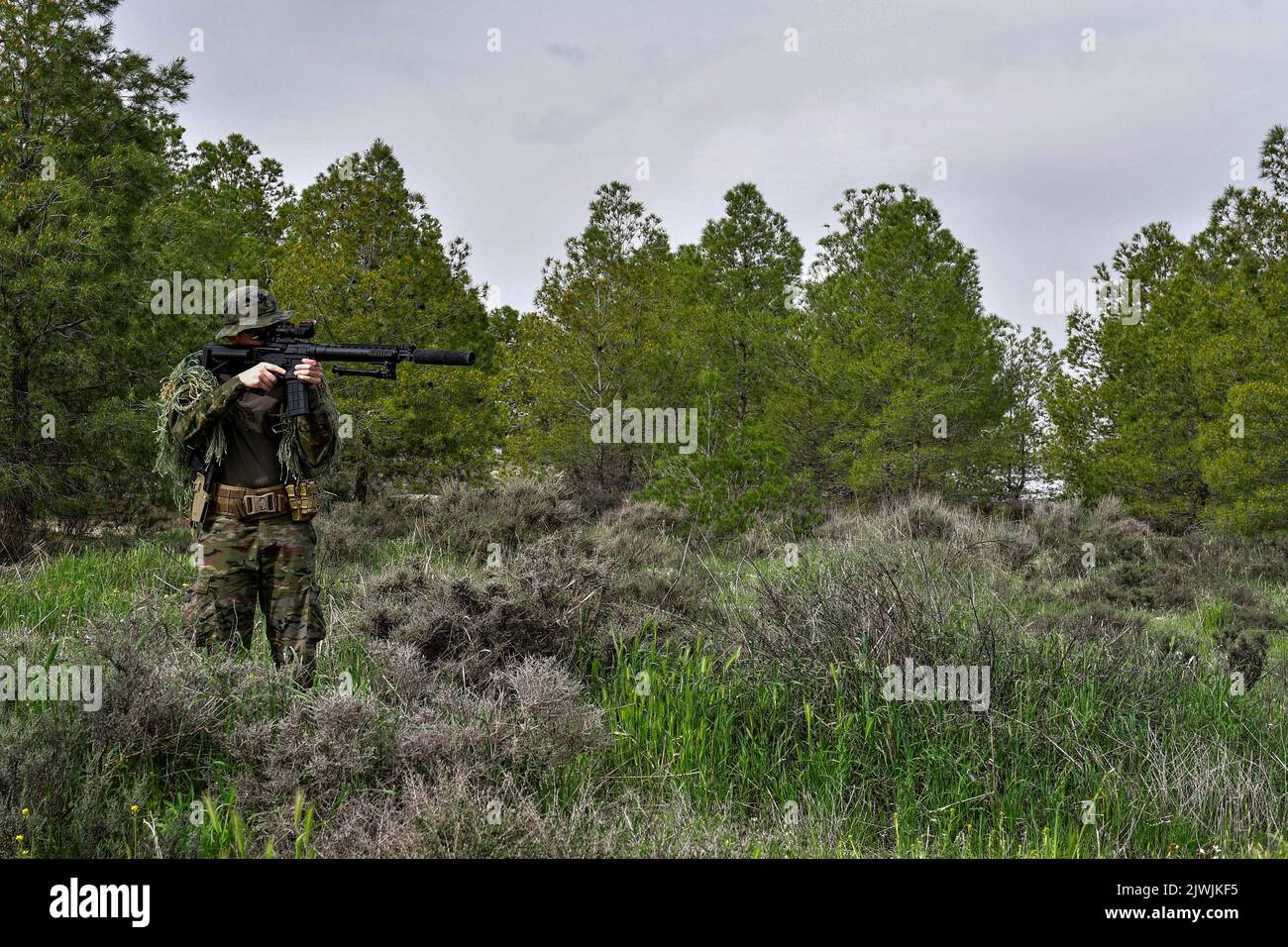 Army soldier performing military maneuvers on the battlefield Stock ...