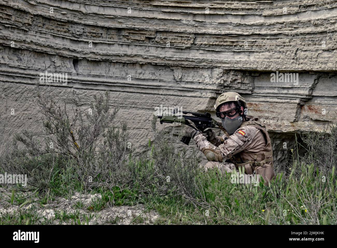 Army soldier performing military maneuvers on the battlefield Stock ...