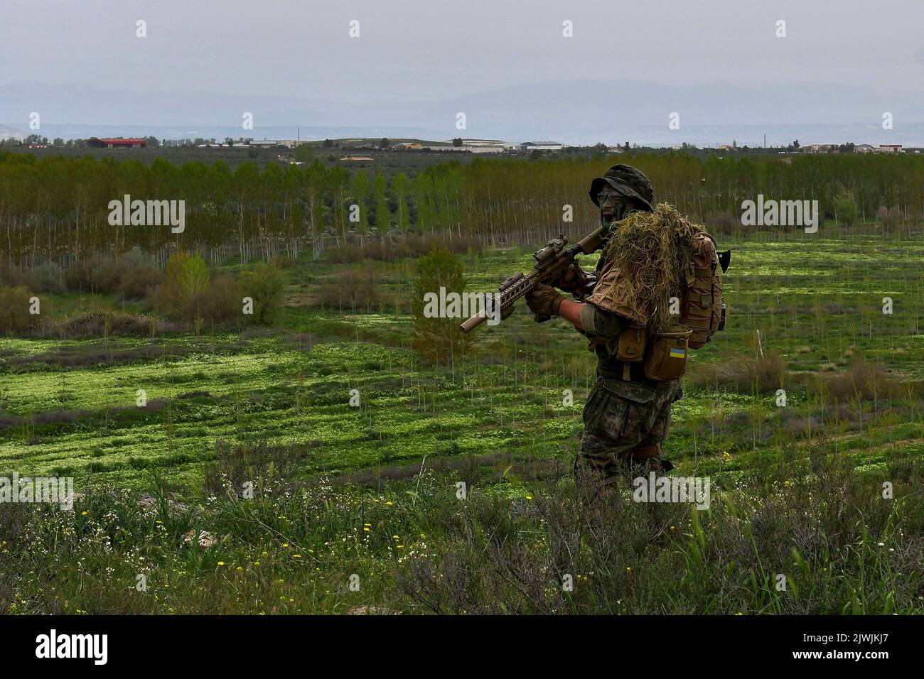 Army soldier performing military maneuvers on the battlefield Stock ...