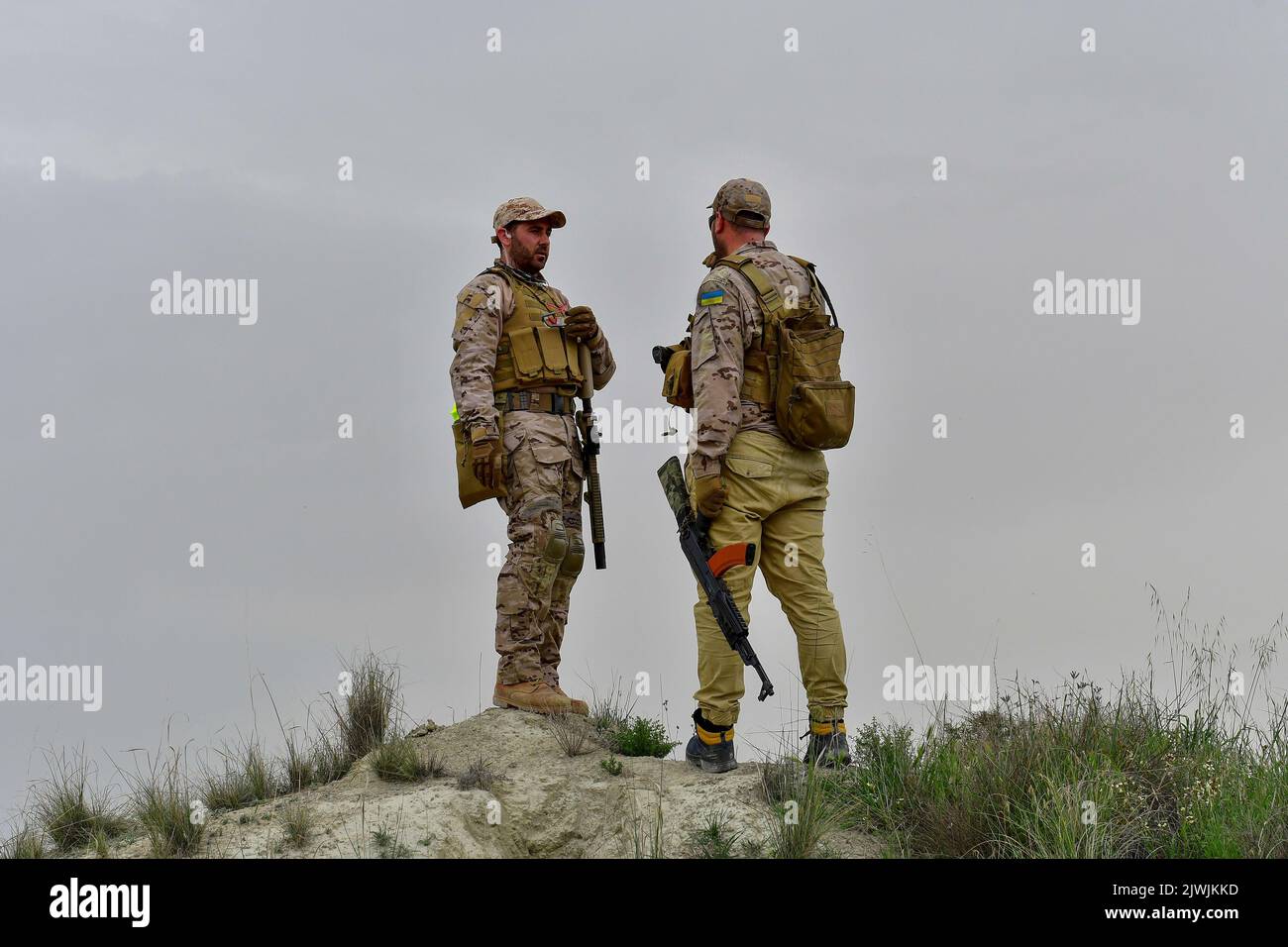 Army soldier performing military maneuvers on the battlefield Stock ...