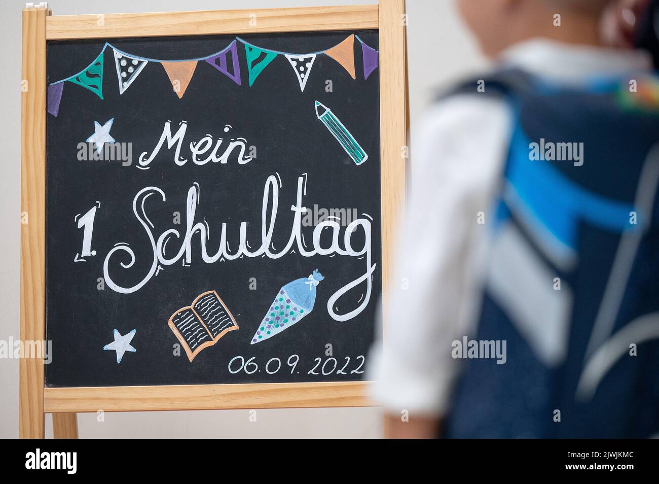 Wiesbaden, Germany. 06th Sep, 2022. An elementary school student stands ...