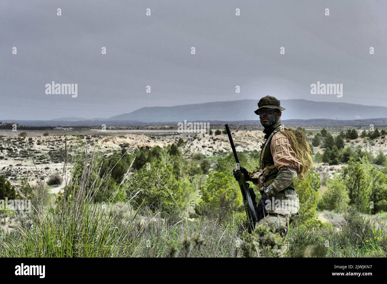 Army soldier performing military maneuvers on the battlefield Stock ...