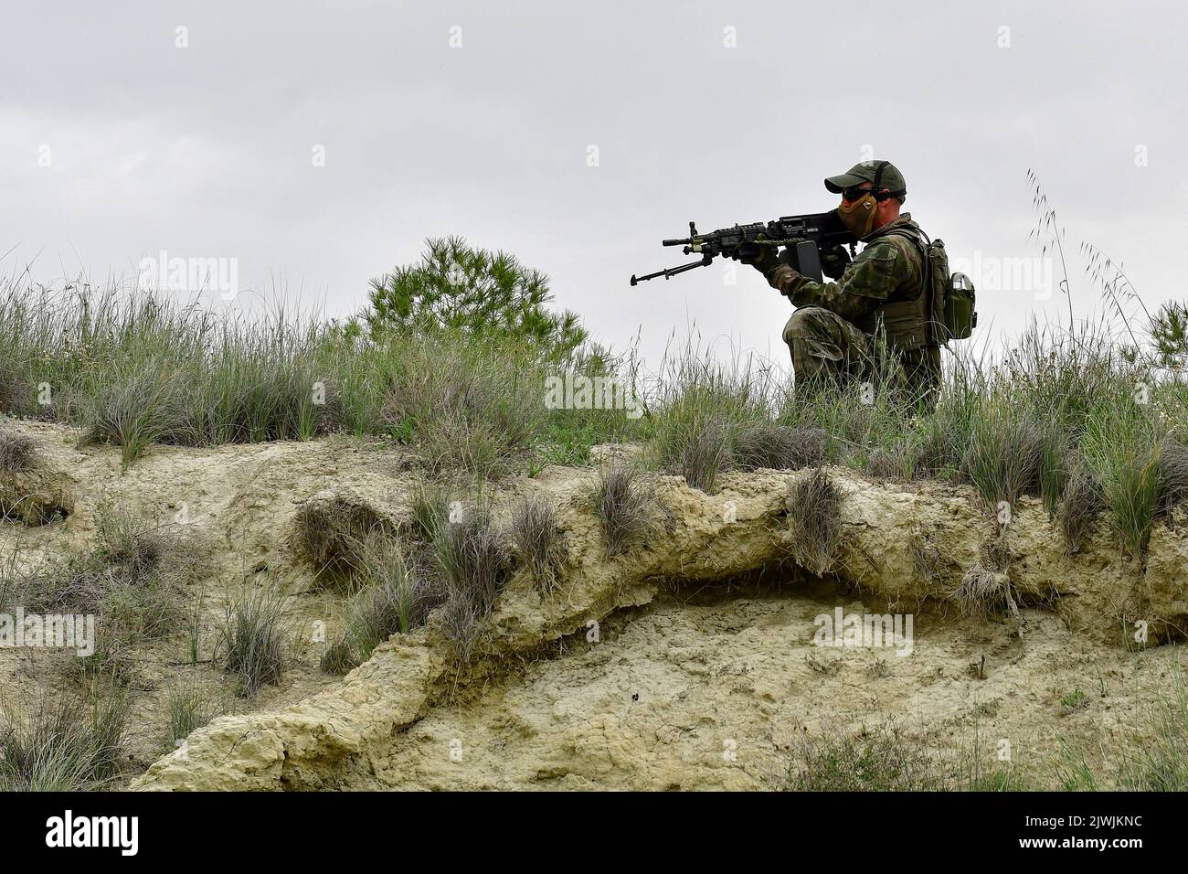 Army soldier performing military maneuvers on the battlefield Stock ...