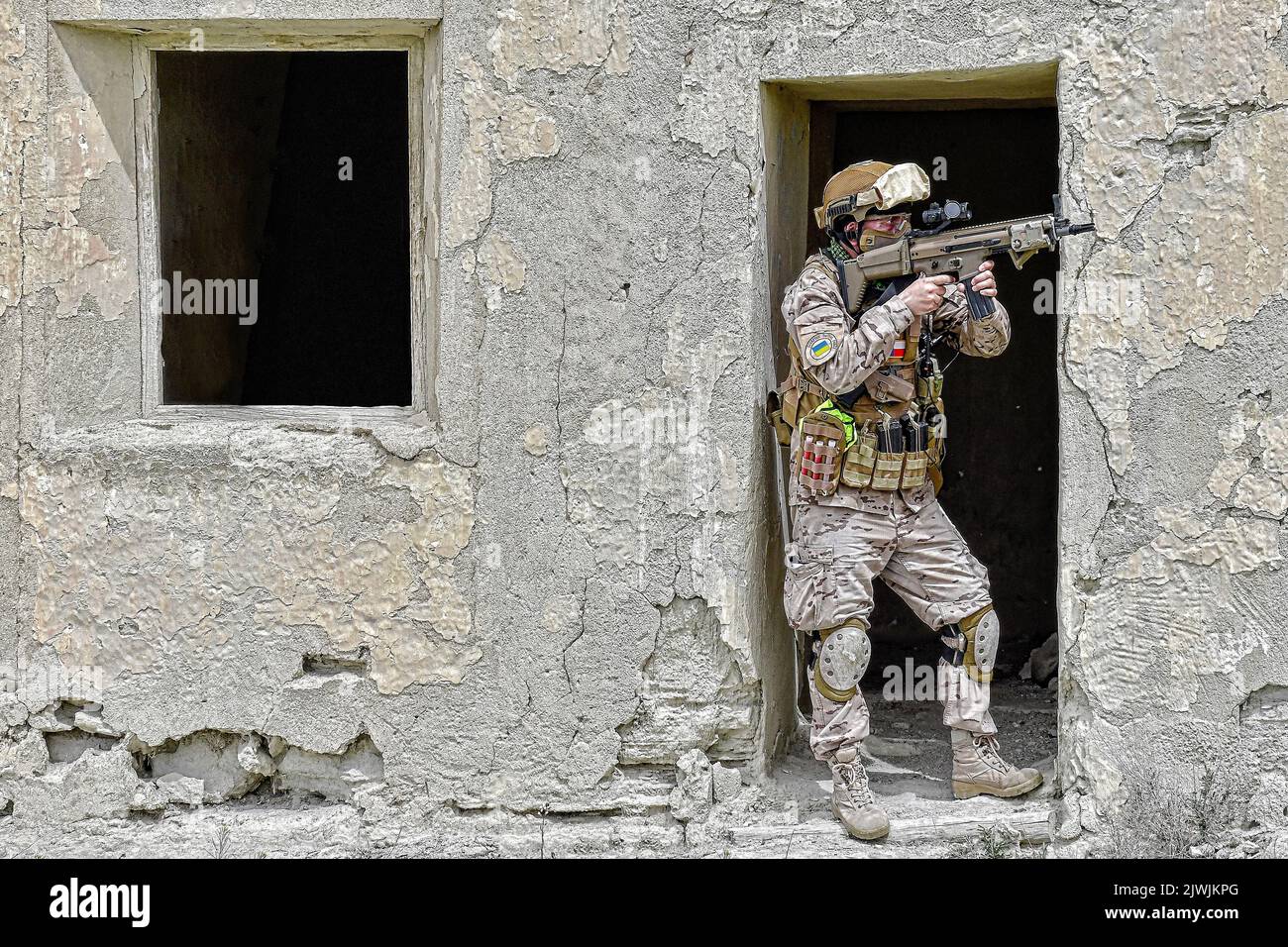 Army soldier performing military maneuvers on the battlefield Stock ...