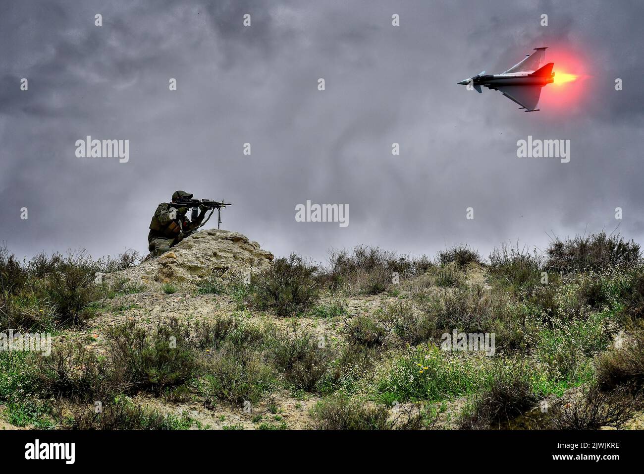 Army soldier performing military maneuvers on the battlefield Stock ...