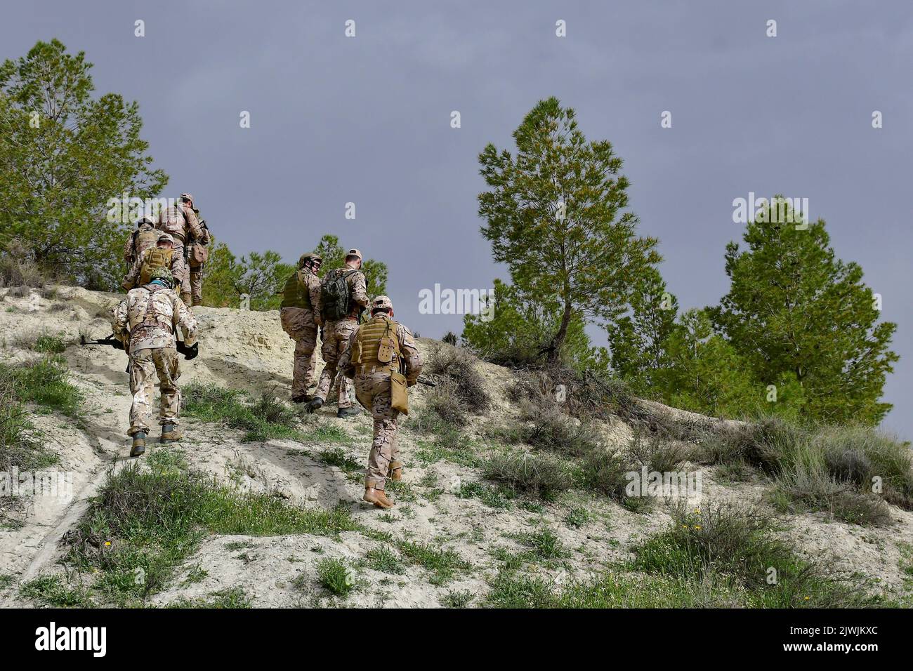 Army soldier performing military maneuvers on the battlefield Stock ...