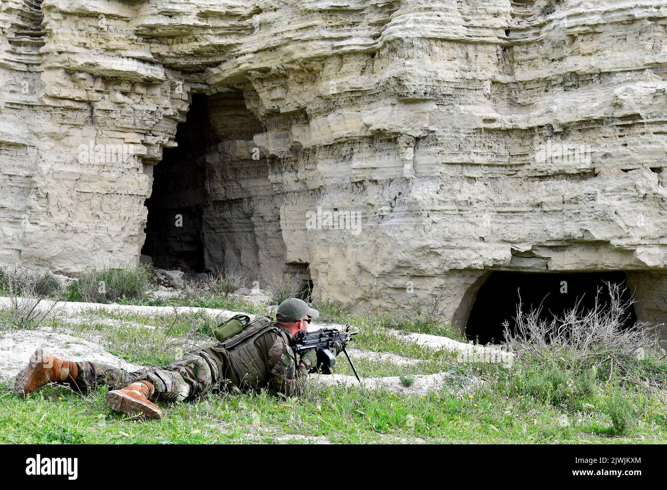 Army soldier performing military maneuvers on the battlefield Stock ...