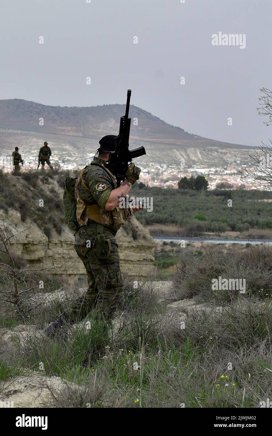 Army soldier performing military maneuvers on the battlefield Stock ...