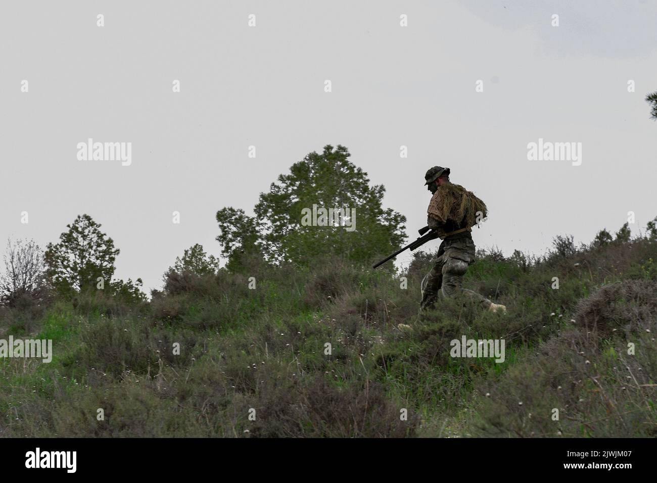 Army soldier performing military maneuvers on the battlefield Stock ...