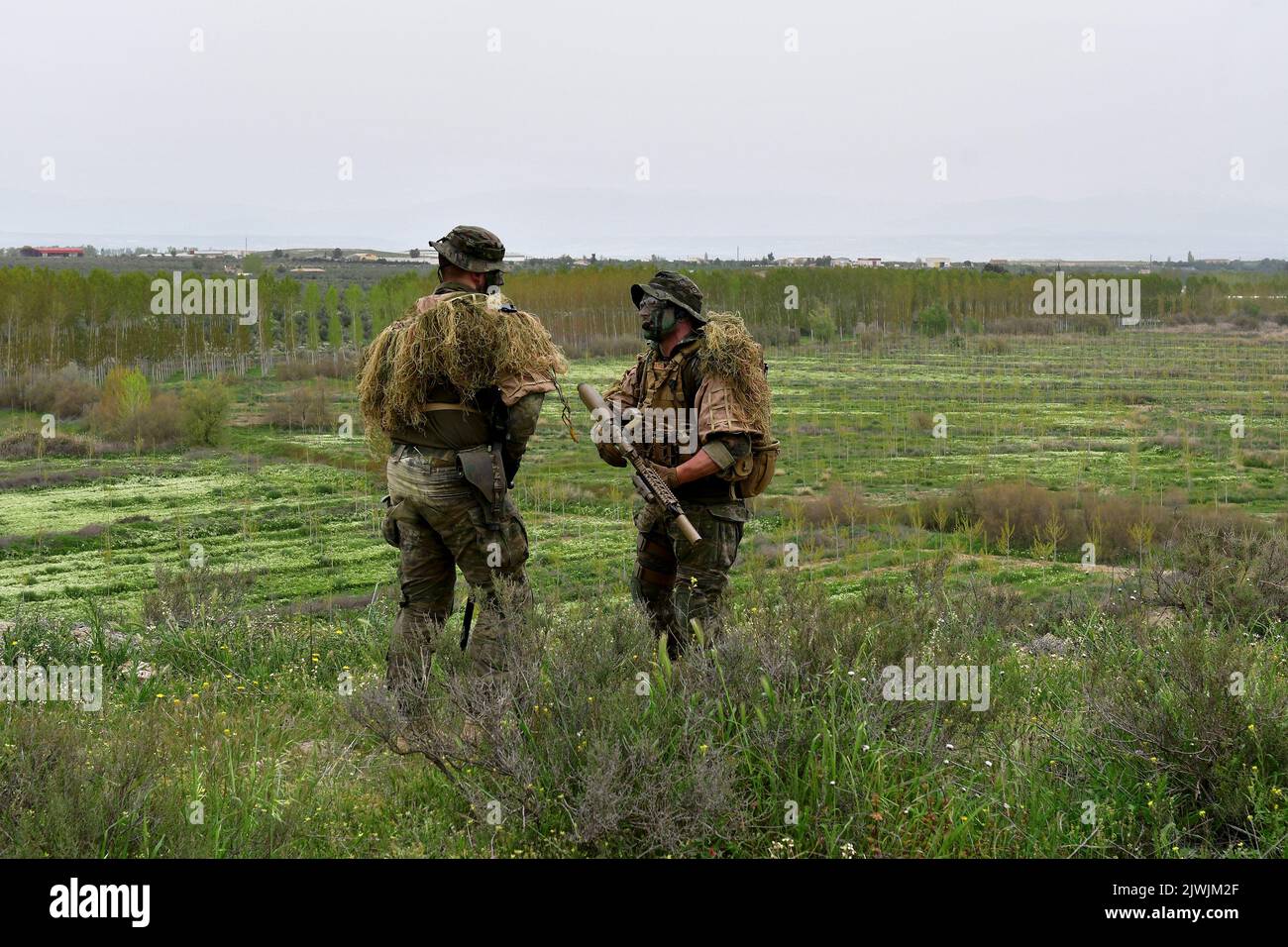 Army soldier performing military maneuvers on the battlefield Stock ...