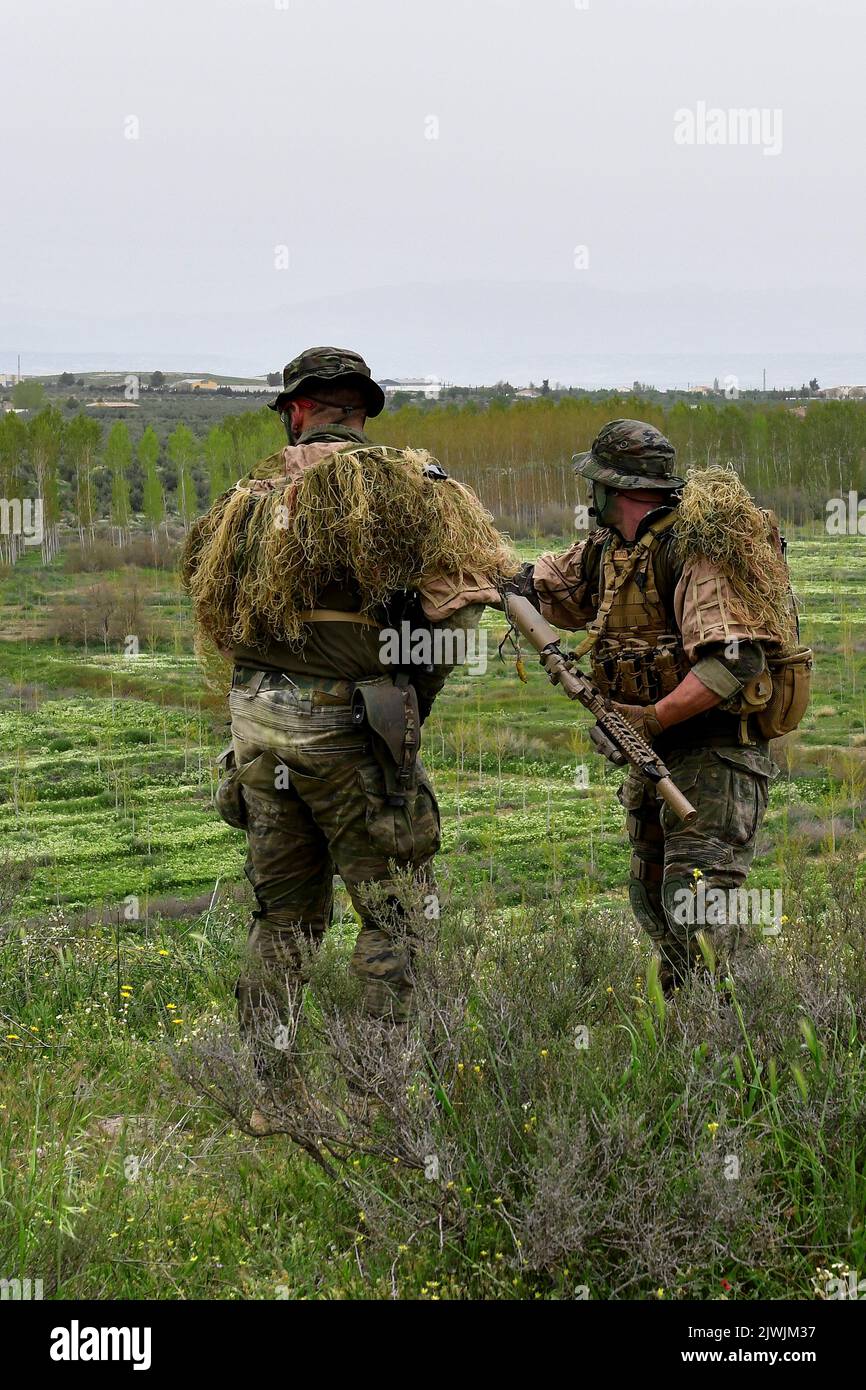 Army soldier performing military maneuvers on the battlefield Stock ...