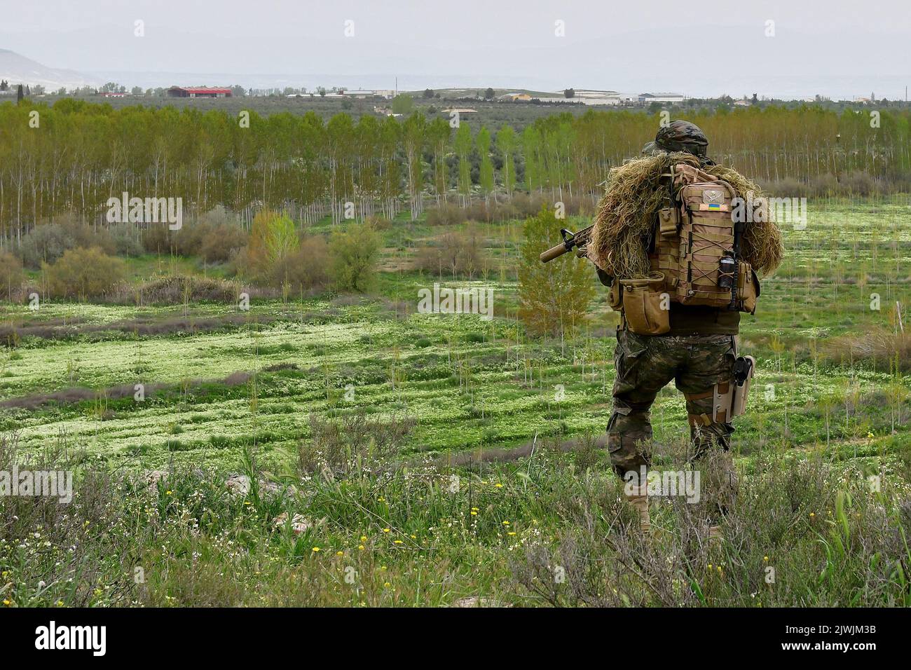 Army soldier performing military maneuvers on the battlefield Stock ...