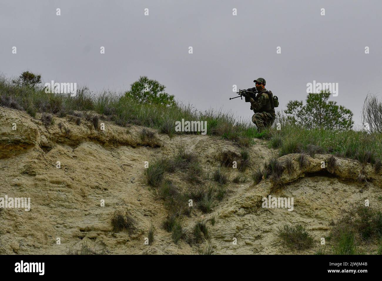 Army soldier performing military maneuvers on the battlefield Stock ...