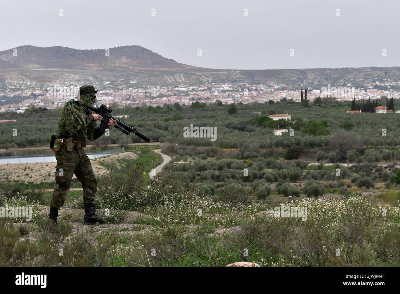 Army soldier performing military maneuvers on the battlefield Stock ...