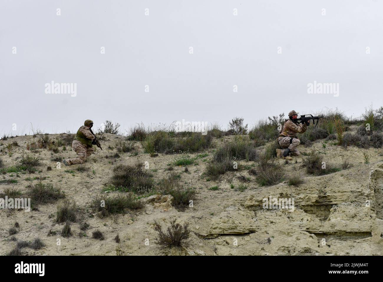 Army soldier performing military maneuvers on the battlefield Stock ...