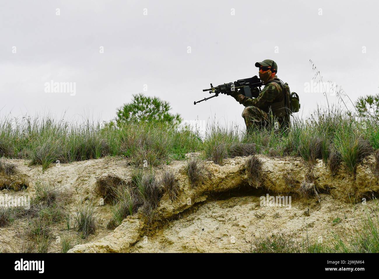 Army soldier performing military maneuvers on the battlefield Stock ...