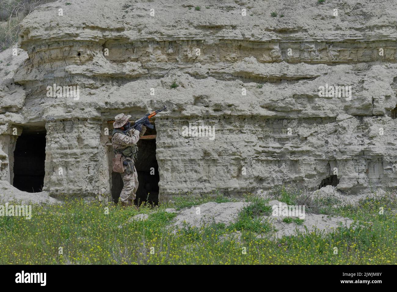 Army soldier performing military maneuvers on the battlefield Stock ...