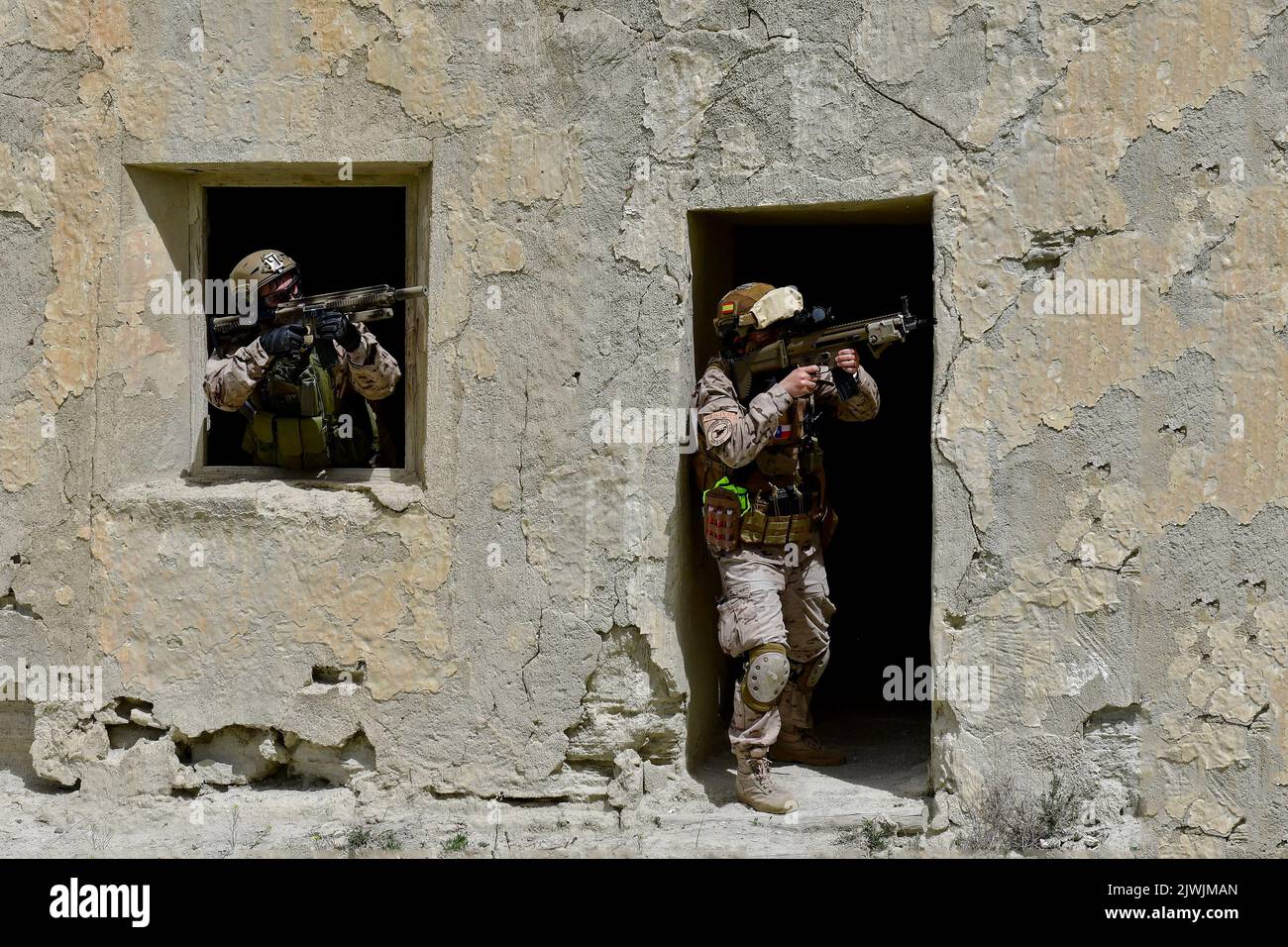 Army soldier performing military maneuvers on the battlefield Stock ...