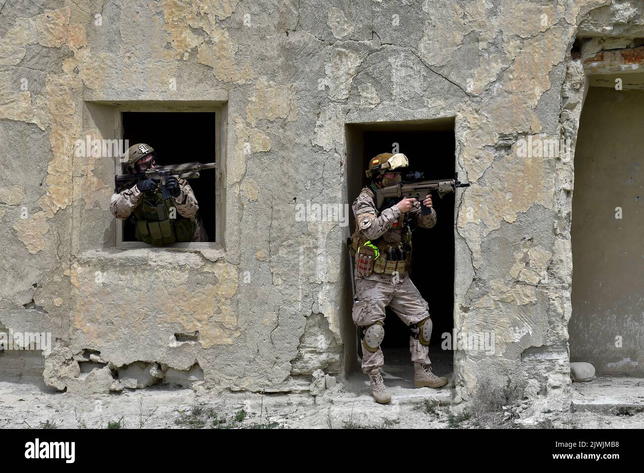 Army soldier performing military maneuvers on the battlefield Stock ...