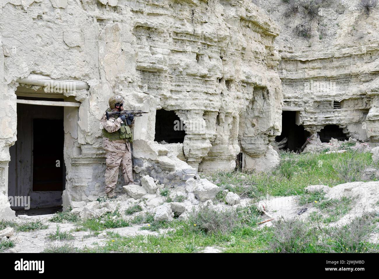 Army soldier performing military maneuvers on the battlefield Stock ...