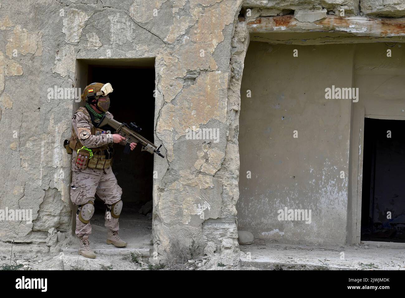 Army soldier performing military maneuvers on the battlefield Stock ...