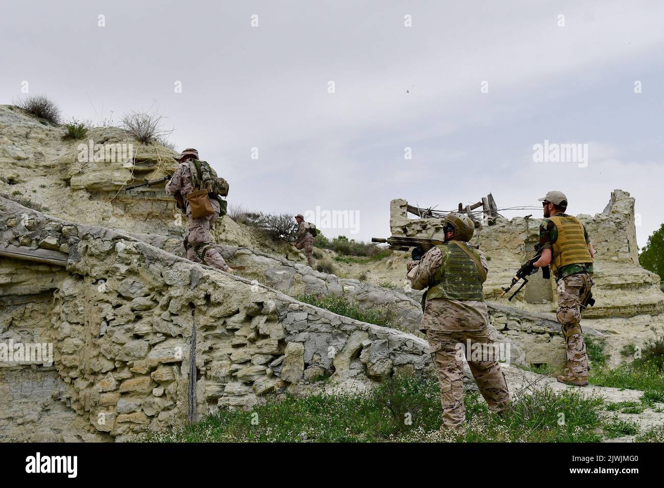 Army soldier performing military maneuvers on the battlefield Stock ...