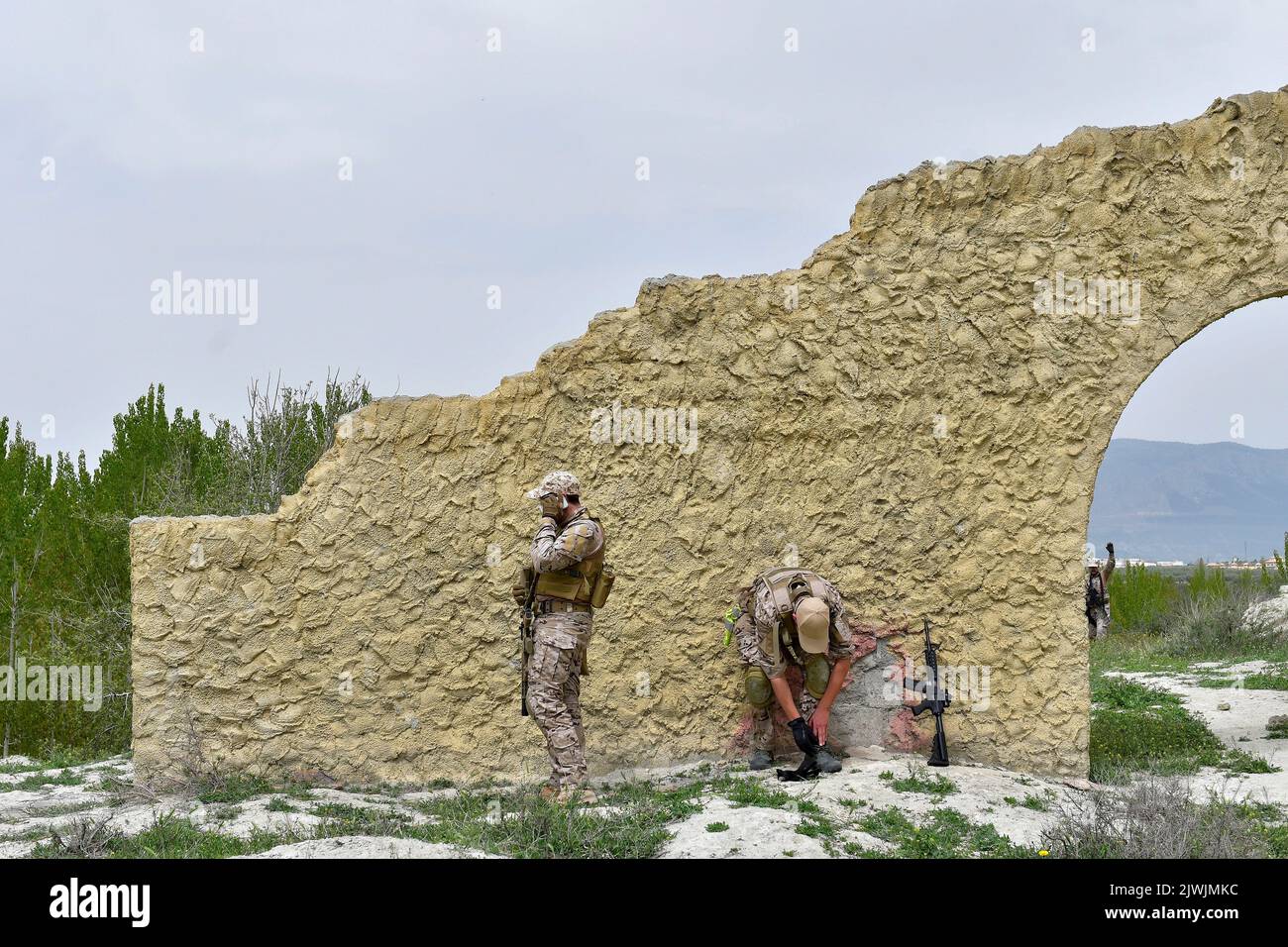 Army soldier performing military maneuvers on the battlefield Stock ...