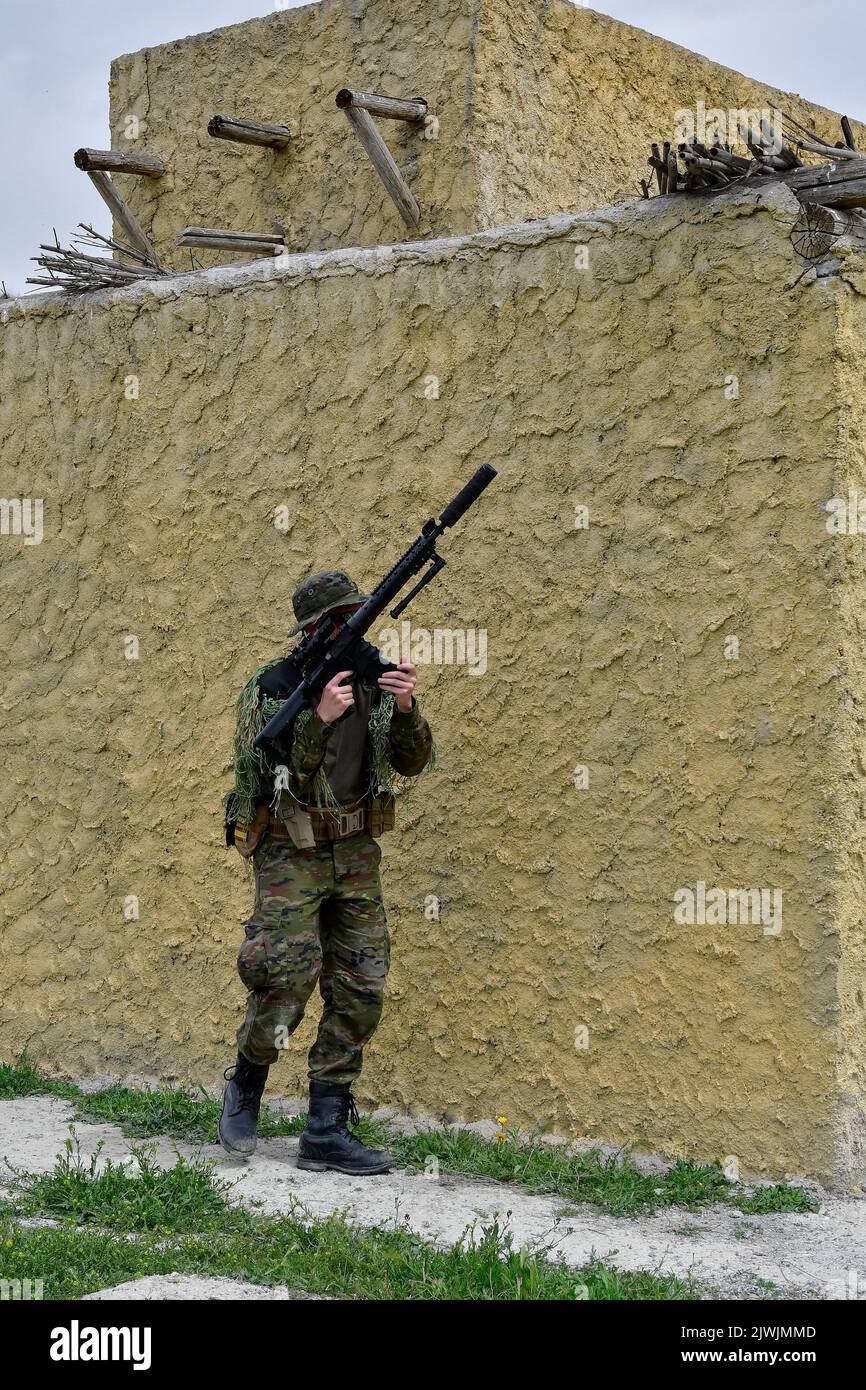 Army soldier performing military maneuvers on the battlefield Stock ...