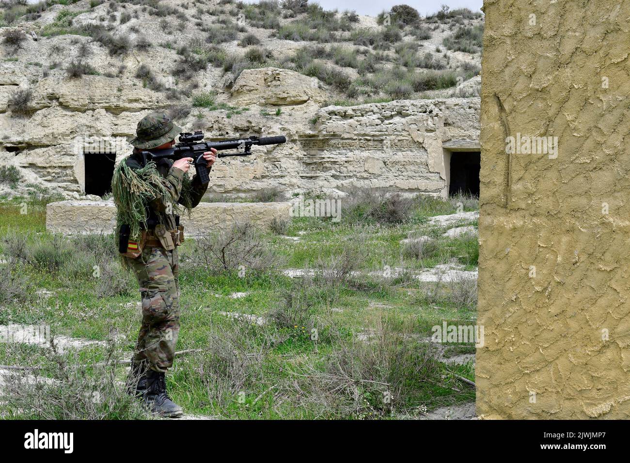 Army soldier performing military maneuvers on the battlefield Stock ...