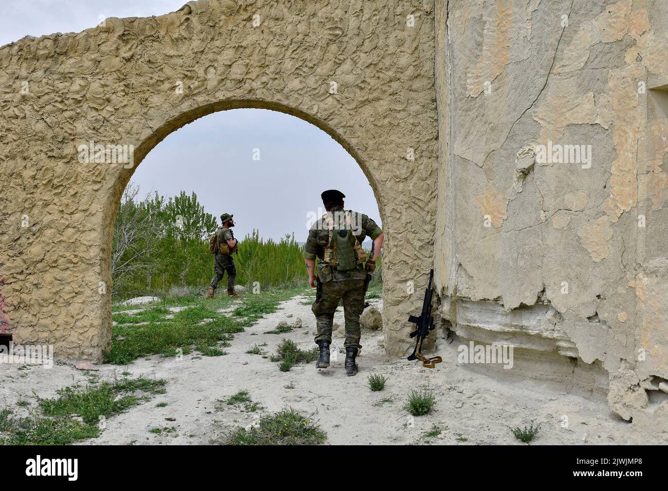 Army soldier performing military maneuvers on the battlefield Stock ...