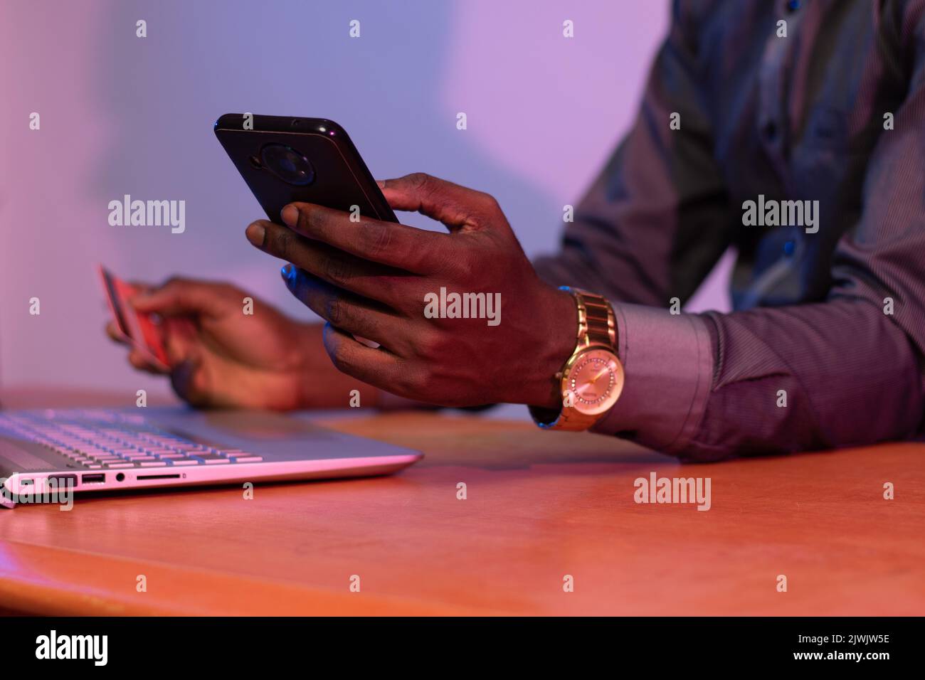 black businessman using his phone and credit card Stock Photo - Alamy