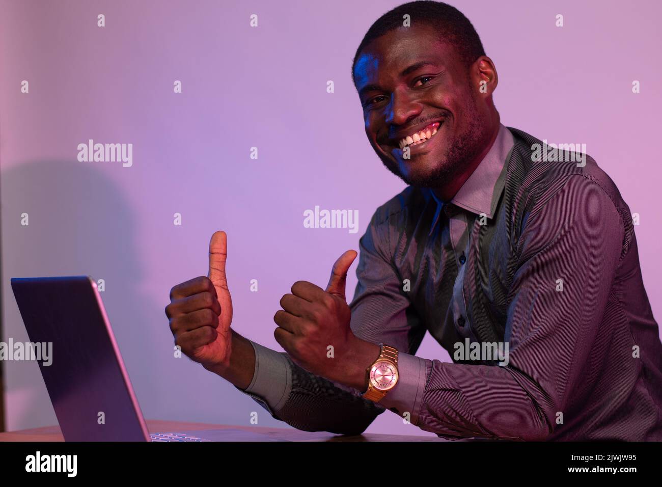 Thumbs up african man using hi-res stock photography and images - Alamy