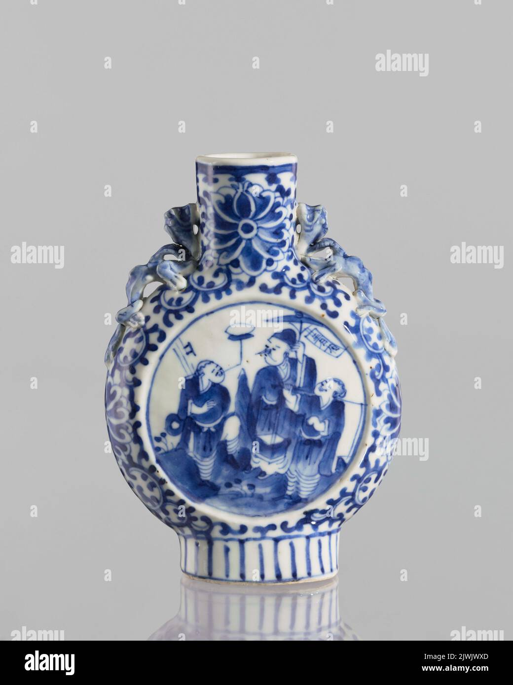 Chinese moon flask hi-res stock photography and images - Alamy