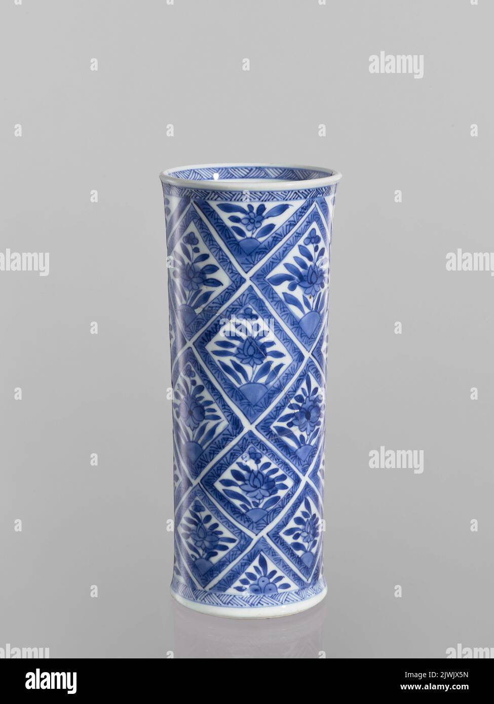 Craftsman shapes vase clay hi-res stock photography and images - Alamy