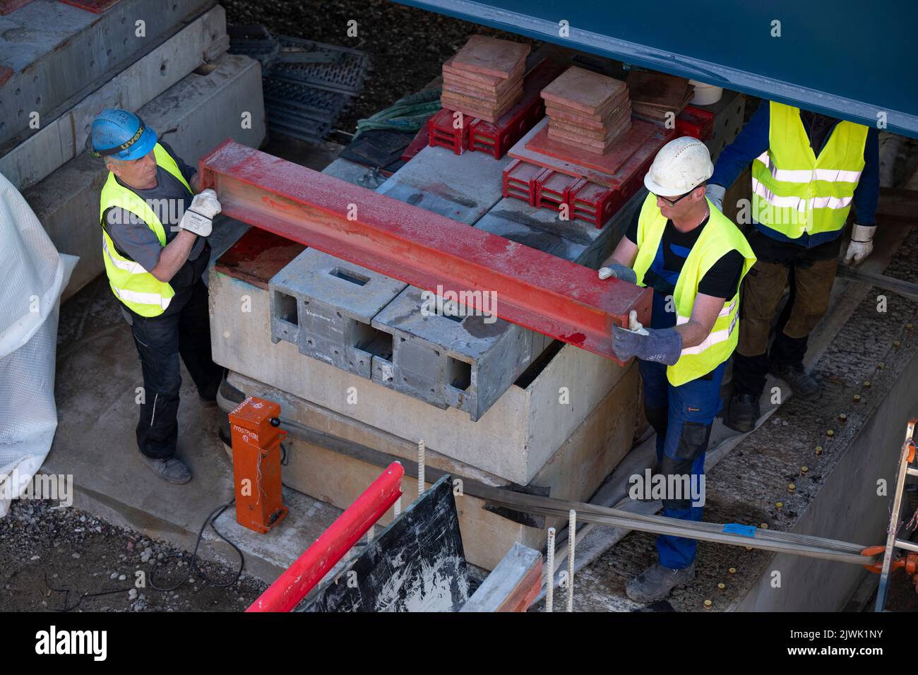 Wiesbaden, Germany. 06th Sep, 2022. Steel workers work on a section of ...