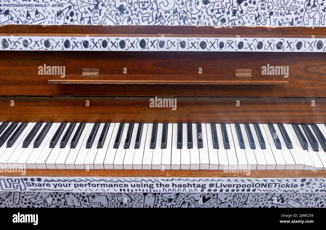 Public piano hi-res stock photography and images - Alamy
