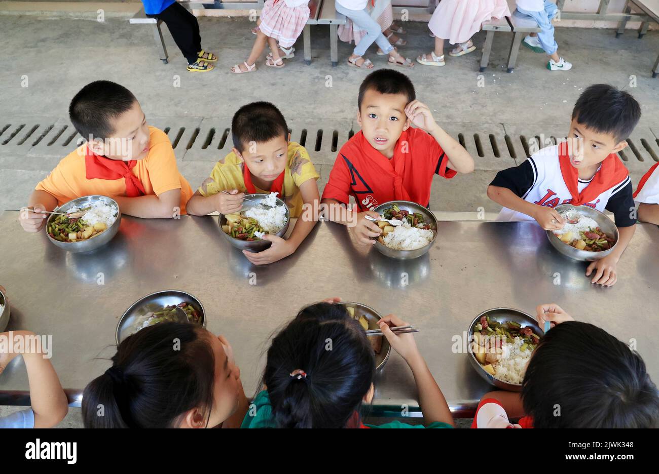 School students eat hi-res stock photography and images - Alamy