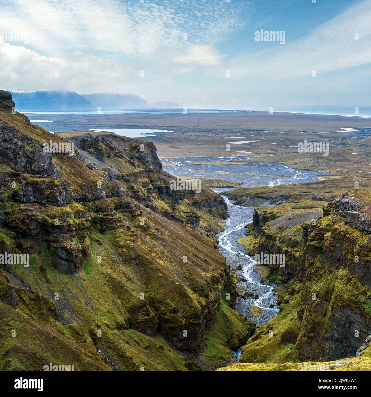 Beautiful autumn view from Mulagljufur Canyon to Fjallsarlon glacier ...