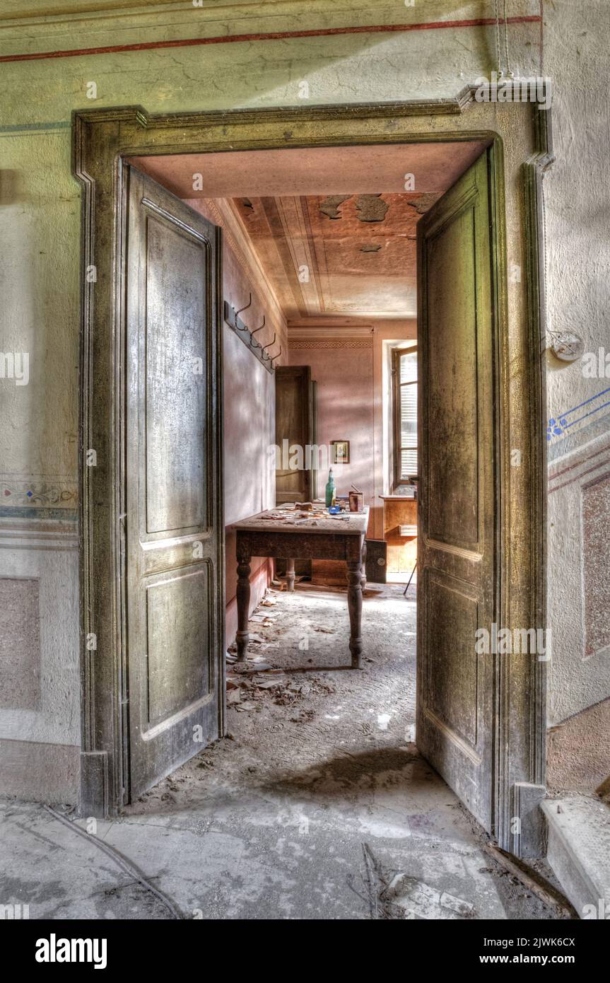Italy, September 2022. Urbex. Corridor of an abandoned house, hdr Stock ...