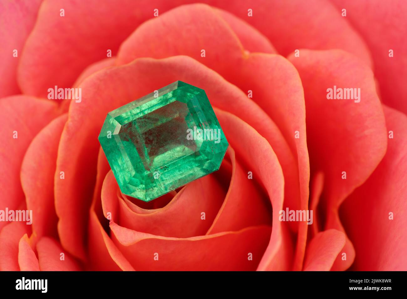Emerald green stone hi-res stock photography and images - Alamy