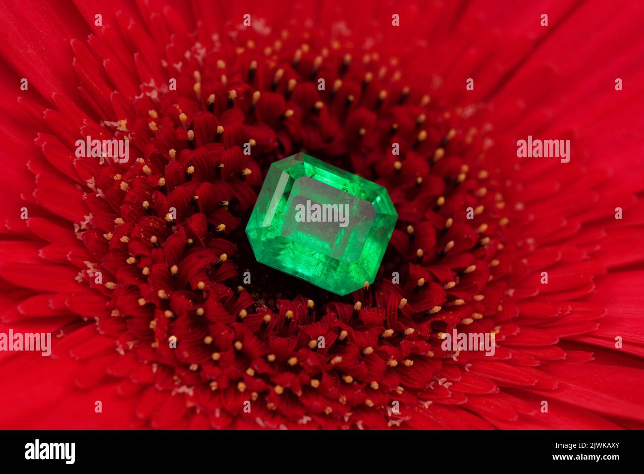 Emerald green stone hi-res stock photography and images - Alamy