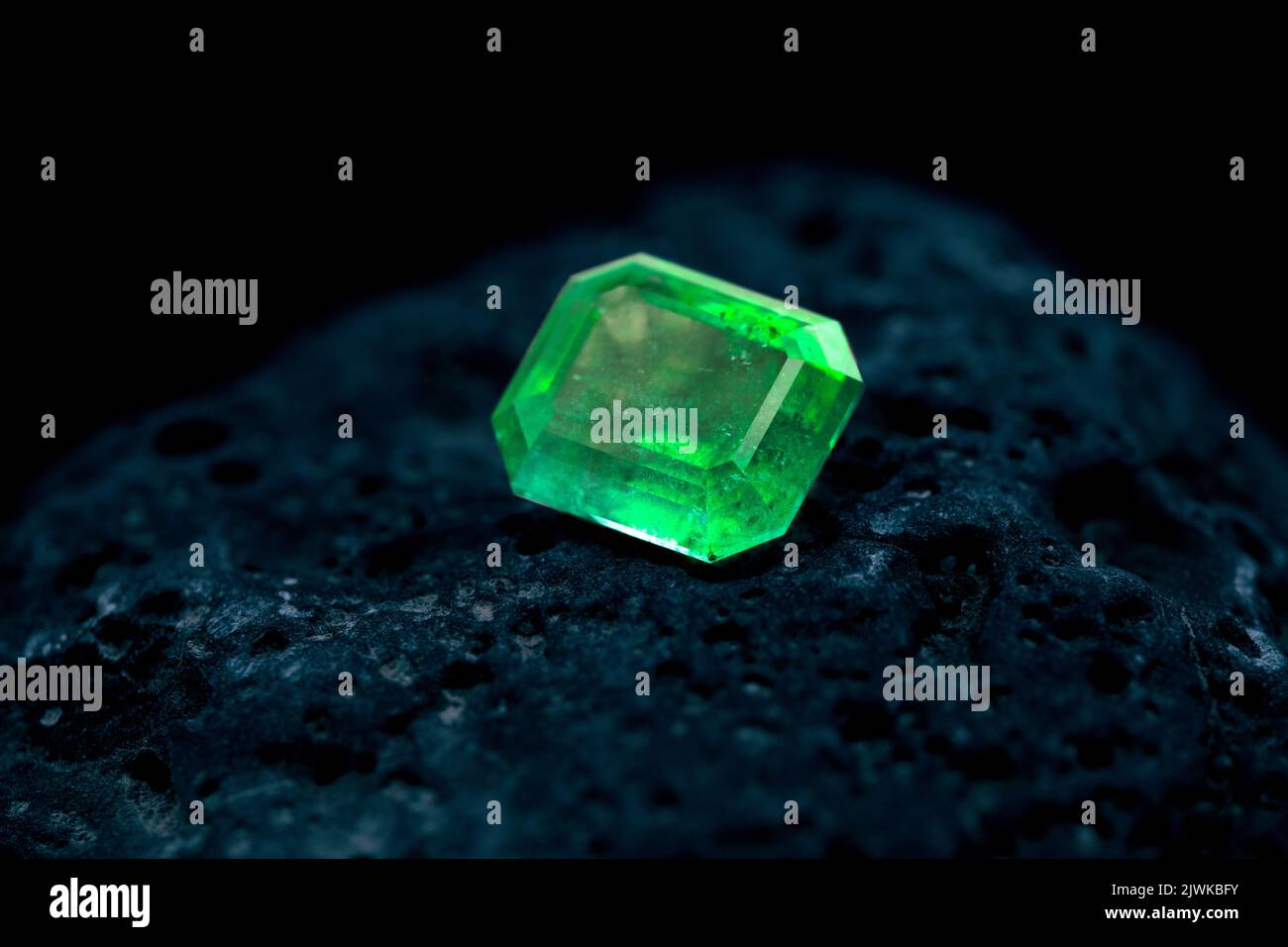 Emerald hi-res stock photography and images - Alamy