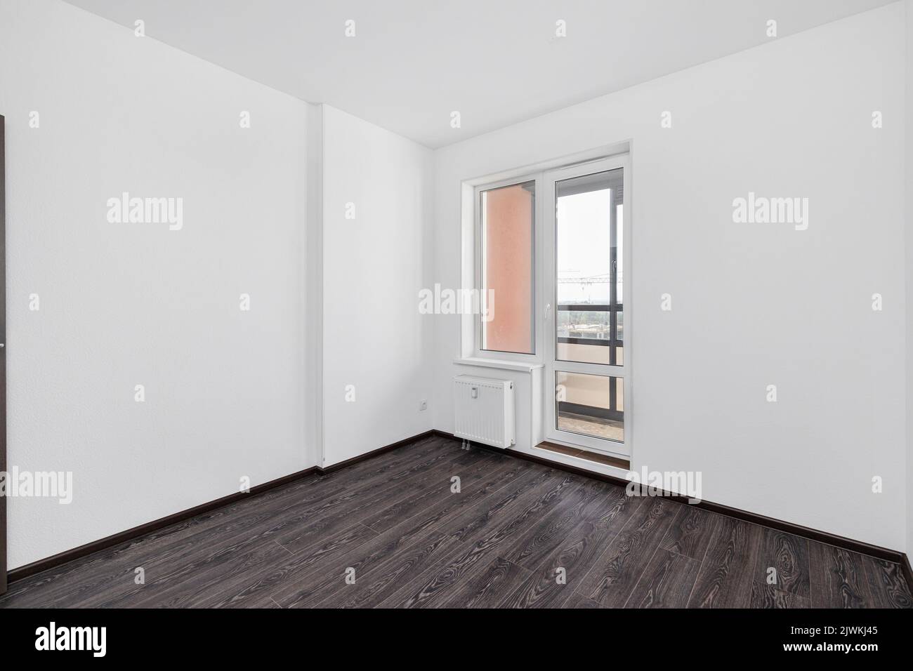 Empty white room without decoration and renovation Stock Photo - Alamy