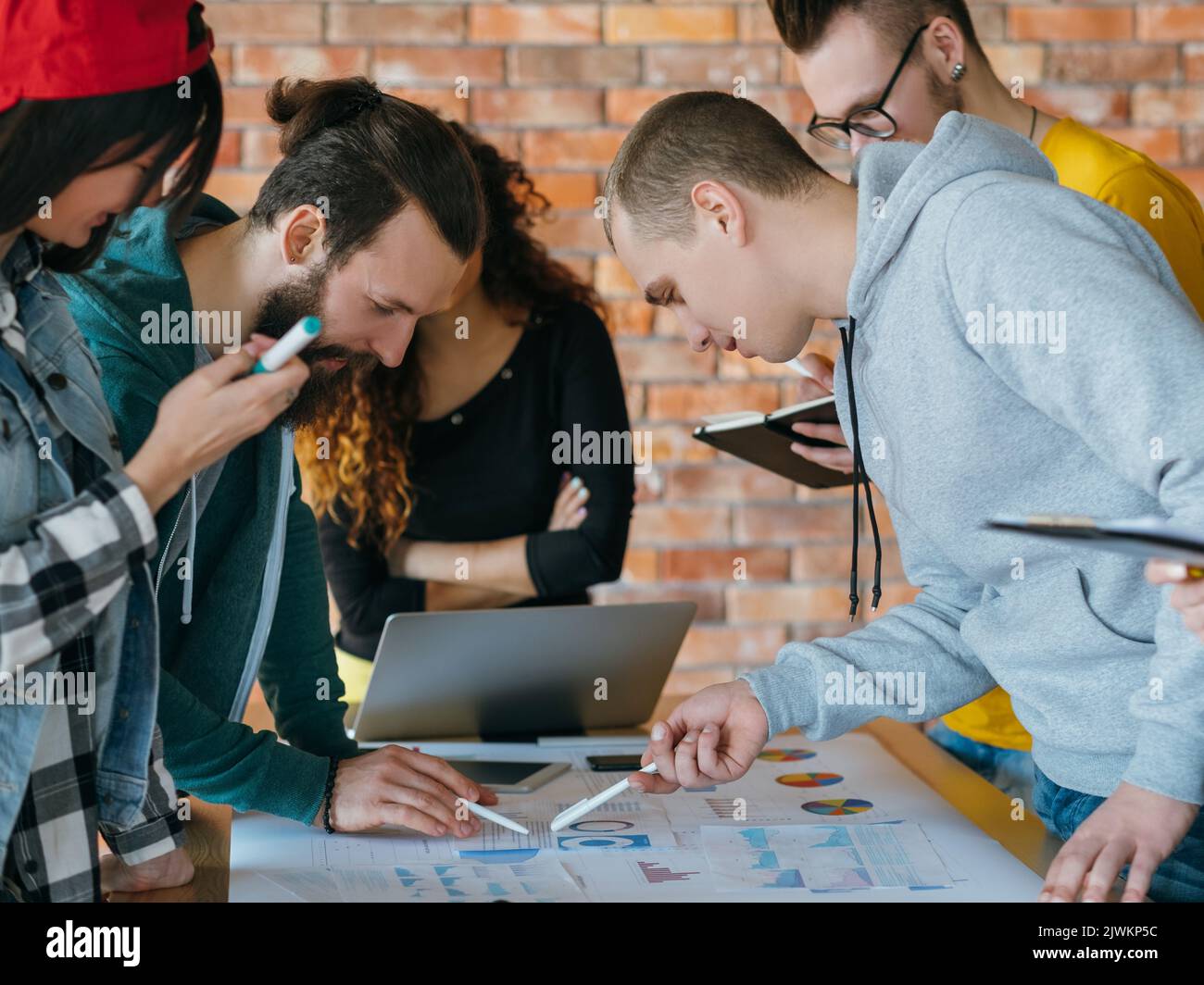 millennials business meeting brainstorming Stock Photo - Alamy
